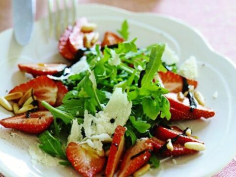 Salade de Fraise avec Copeaux de Parmesan / Vieux Balsamique